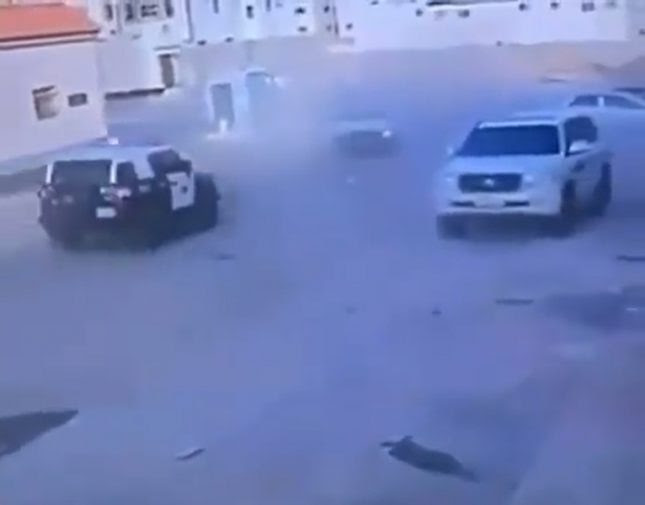 شاهد مطاردة مثيرة بين دورية أمنية ومركبة داخل حي سكني وأثناء هروبها
